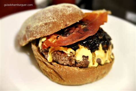 Hambúrguer cheddar cebola caramelizada e chips de Jamón receita