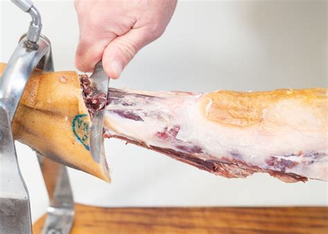 Guía para cortar jamón en casa paso a paso y servirlo como un profesional