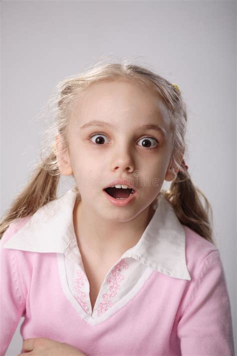 Überraschtes Mädchen Stockbild Bild Von überglücklich 4645671