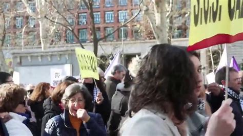 Miles De Personas Se Manifiestan En Madrid Por El Fin De La Guerra En