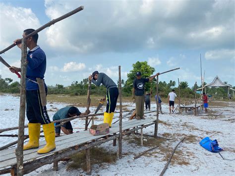 Jelang HUT Ke 11 Warga Desa Tanjung Irat Gotong Royong Bangun Pagar