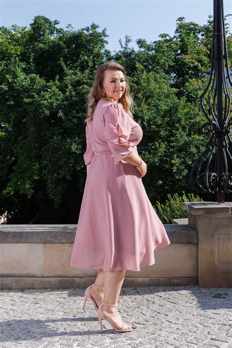 Elegancka sukienka Nikol w kolorze pudrowego różu na wesele kopertowy