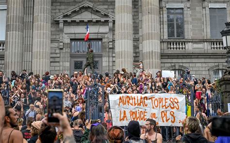 Une festivalière poursuivie pour avoir marché seins nus dans les rues d