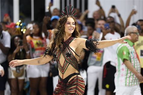 Look De Tiras E Adesivo De Seios Paolla Oliveira Samba Muito Em