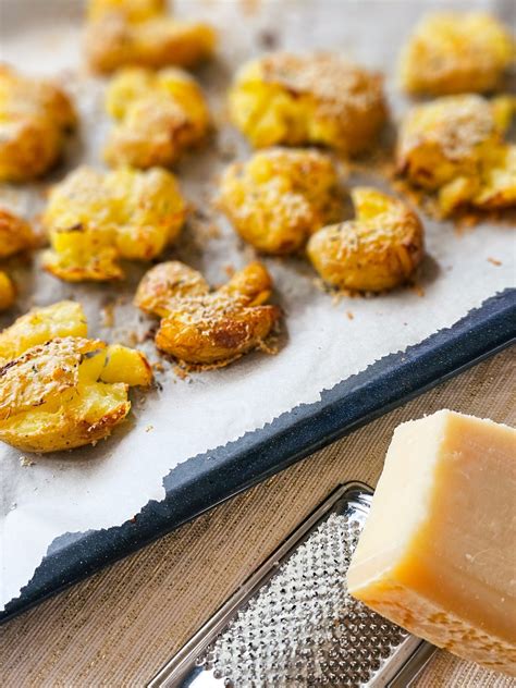 Geplette Aardappel Krieltjes Uit De Oven Met Parmezaanse Kaas