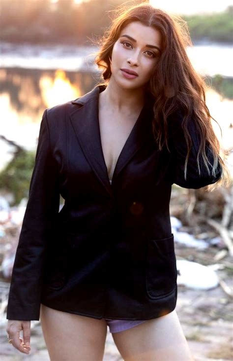 Fashionably Fearless Nyrraa Goes On A Shopping Spree For Khatron Ke