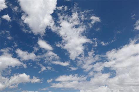 Un Cielo Azul Con Nubes Y Una Nube Blanca En El Cielo Foto Premium