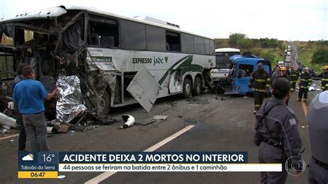 Vídeo Batida entre dois ônibus e carreta deixa dois mortos e 4 feridos