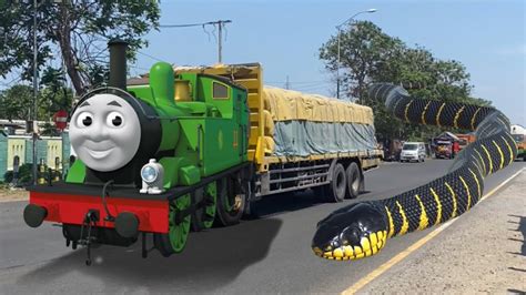 Truk Trailer Berubah Menjadi Kereta Thomas Karena Dikejar Ular Monster