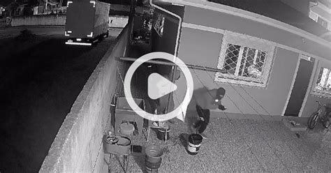 Homens invadem casa em Palhoça e cena de terror é flagrada