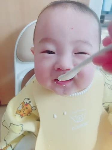 赤ちゃんが初めてのヨーグルトをパクッ 初体験のおいしさに震える姿に今しか見れない最高のリアクション1 2 ページ ねとらぼ