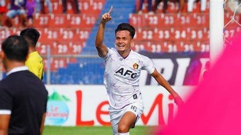 Cedera Saat Lawan Persib Bandung Bek Andalan Persik Kediri Terancam