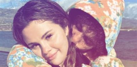 Selena Gomez surge namorado Benny Blanco em foto romântica