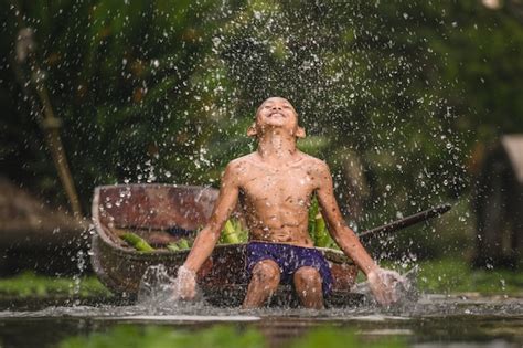 Garçon Jouant Dans La Rivière Photo Premium