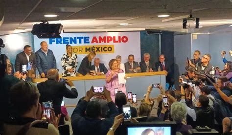 Xóchitl Gálvez tramita registro como aspirante del Frente Amplio para