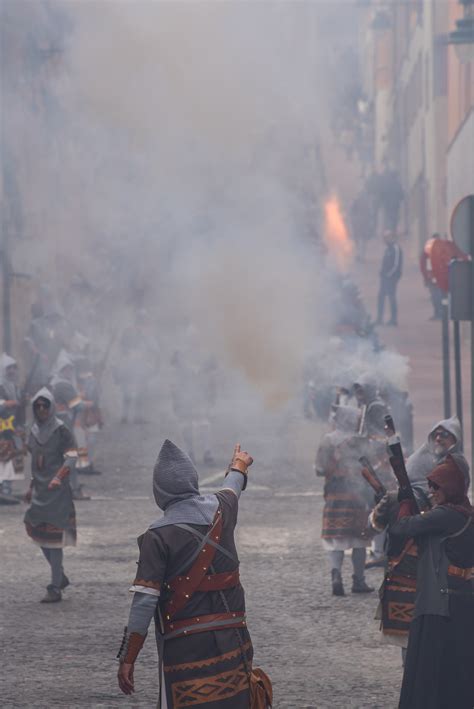 El espectáculo barroco y sensual de los Moros y Cristianos de Alcoy Chic