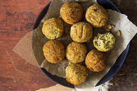 Bolinho de grão de bico assado petisco vegetariano saudável e cheio