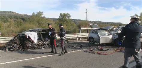 Terribile Scontro Frontale Tra UnAlfa E Una Ford Due Morti Estratti
