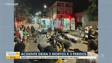 Batida entre motocicletas deixa duas pessoas mortas e outras três