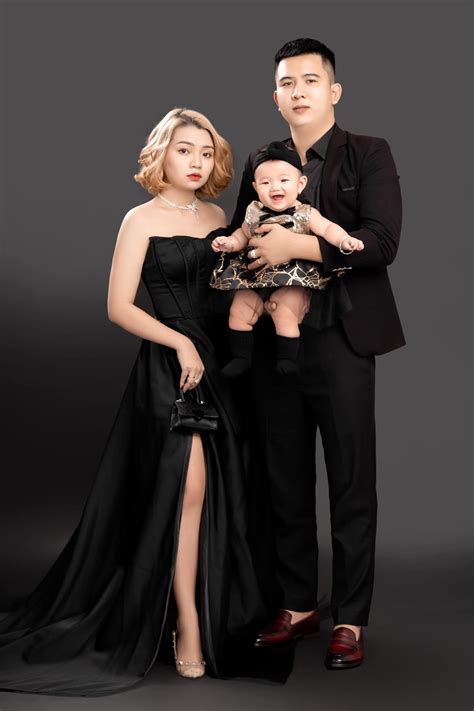 35 cách tạo dáng chụp ảnh gia đình 3 người đẹp nhất HThao Studio