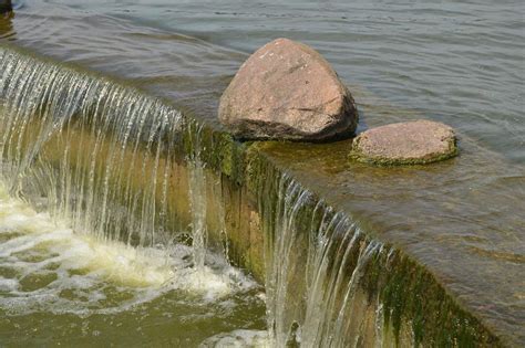 Течет ли вода под лежачий камень Заря
