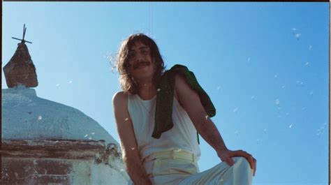 Tim Bernardes lança segundo single do álbum Mil Coisas Invisíveis