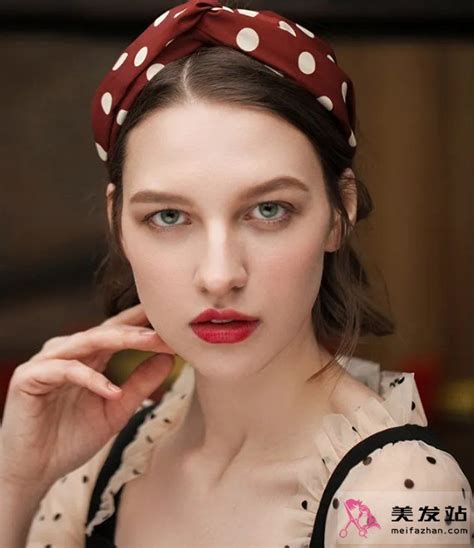 女生怎么戴发箍好看 戴发箍发型搭配指南 时尚发型 美发站