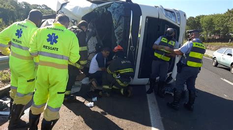 Carreta tomba na SP 294 em Marília após motorista perder o controle do