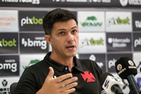 Vasco anuncia a demissão do técnico Maurício Barbieri Barra d
