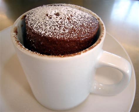 Bolo de caneca assado no micro ondas uma receita super rápida e fácil