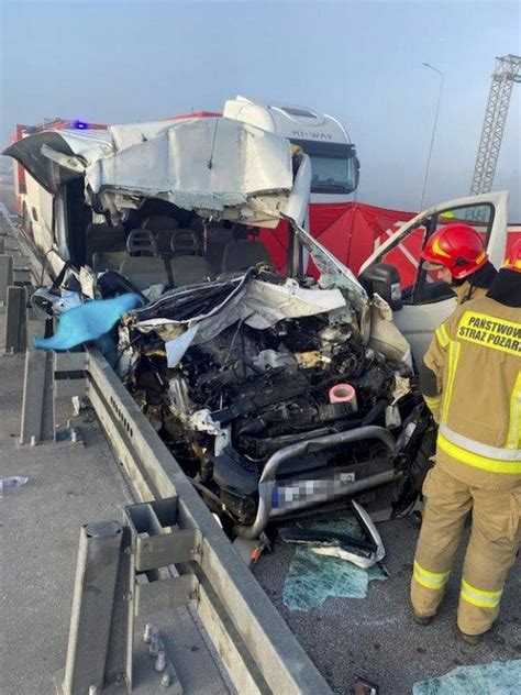 Wypadek busa na autostradzie A1 pod Łodzią Są zabici i ranni