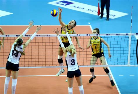 AXA Sigorta Bayanlar Kupa Voley Yarı Final VakıfBank Fenerbahçe