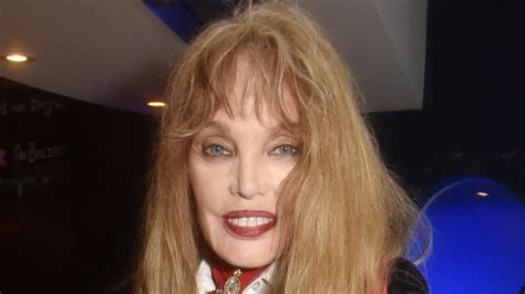 Arielle Dombasle son touchant hommage en vidéo à son frère Gilbert