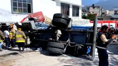 Chofer Muere Y 12 Personas Resultan Lesionadas Tras Impactarse Pipa