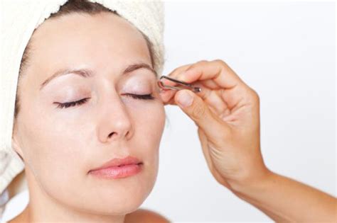 Cómo depilar las cejas según el rostro 6 pasos