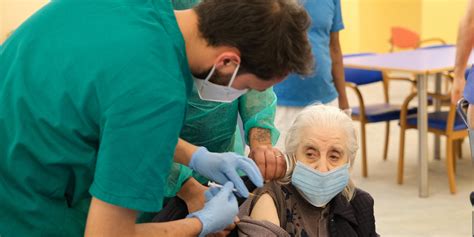 Covid da Alfa a Omicron con le nuove varianti incubazione sempre più