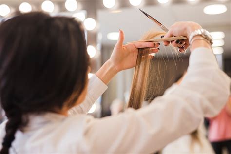 Femme Blonde Se Fait Couper Les Cheveux Photo Premium