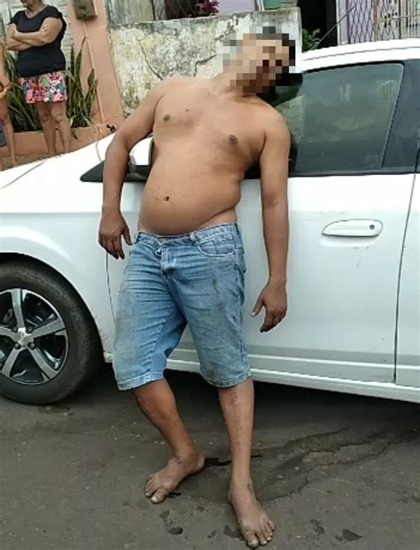 HOMEM MORRE EM PÉ ESCORADO EM UM CARRO