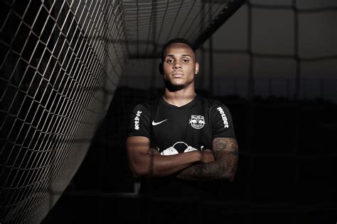 Bragantino anuncia contratação em definitivo do zagueiro Natan