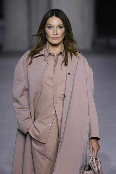 Photo Carla Bruni Sarkozy défile sur le podium du défilé de mode Tod