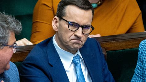Rząd Morawieckiego szoruje po dnie Tak złych notowań nie miał nigdy