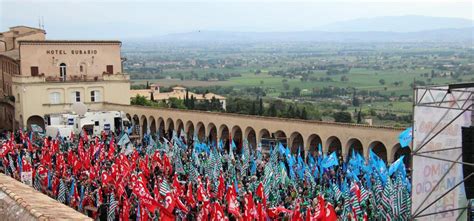 Contro Putin E Contro La Nato Al Corteo Di Torino Cartellone Con