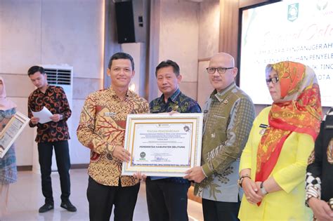Pj Gubernur Safrizal Serahkan Sertifikat Penganugerahan Predikat