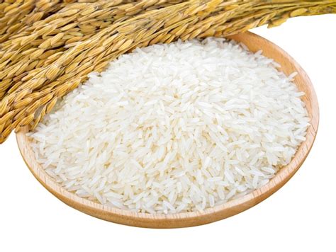 Arroz blanco arroz jazmín tailandés en placa de madera y arroz sin
