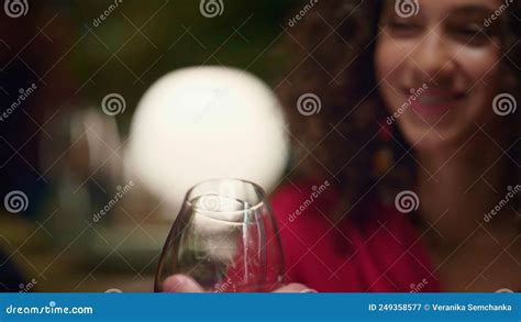 Mujer Afroamericana Bebiendo Copa De Vino En Un Restaurante A La Carta