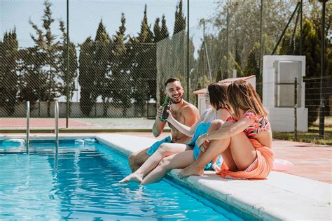 Problemas legales por el uso de la piscina comunitaria Jurídico Fácil
