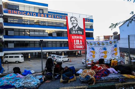 MST bloqueia estradas pelo Brasil em protesto contra a prisão de Lula
