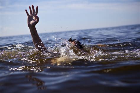 Swim Safely Know The Warning Signs Of Drowning Underwater Search