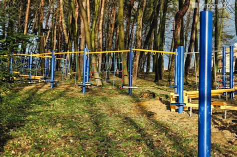 W parku przy Okrzei powstał minipark linowy To atrakcja dla dzieci