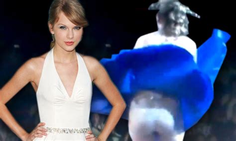 Taylor Swift Has Marilyn Monroe Moment As Skirt Blows Up On Stage In St Louis Missouri Daily